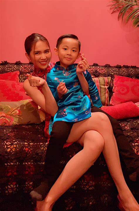 Hoa H U N Ch I Julia H L M M N Th N B Gia Nh B N Trai T Ch I V C Con