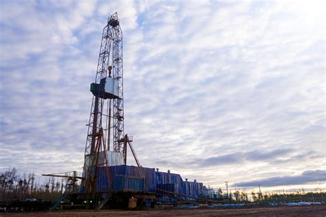 극적인 Cloudscape와 육상 디저트 석유 및 가스 시추 장비 석유 및 가스 산업의 석유 플랫폼에서 석유 시추 장비 작동 가솔린에 대한 스톡 사진 및 기타 이미지