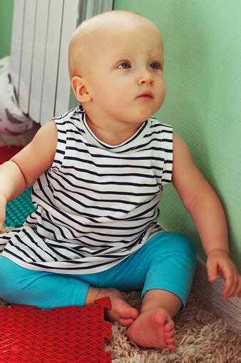 아이의 교육과 발달 마사지 및 정형 외과 매트 어린이를위한 카펫 초기 개발 정형 외과 가시에 대한 스톡 사진 및 기타 이미지 Istock