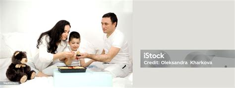 배너 가족 침대에서 초밥을 먹는 부드러운 갈색 테디 베어 장난감 엄마와 아들 아들 젓가락으로 먹는 법 배우기 즐거움 행복 한 가족 좋은 태도 휴가 격리 초밥 음식 택배