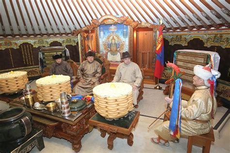 Монгол Улсын Ерөнхийлөгч төрийн есөн хөлт цагаан туганд хүндэтгэл үзүүлж Төрийн золголт хийв