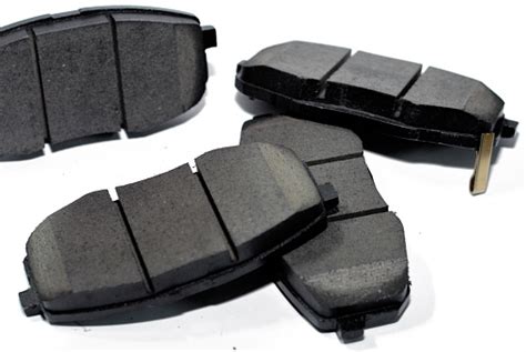 흰색 자동차 서비스 및 유지 보수 개념에 고립 된 자동차를위한 새로운 미사용 자동 브레이크 패드 세트 자동차용 예비 부품