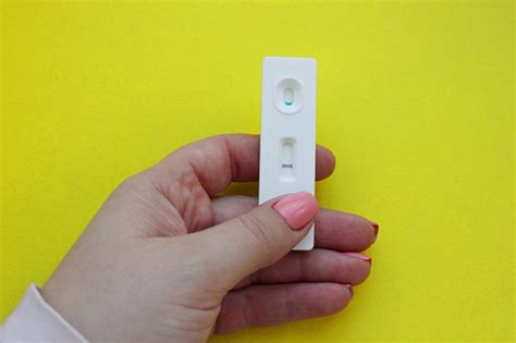 여자는 노란 배경에 부정적인 임신 검사를 들고 손입니다 모성 임신 행복 어린이 피임의 개념 건강 문제 및 임신 문제 복사 공간 가족에 대한 스톡 사진 및 기타 이미지