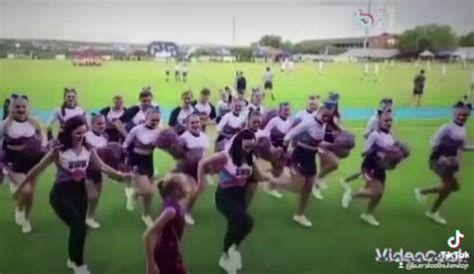 Hierdie Klein Bakie Vissie Gaan Soek Die Groot Visse Om Saam Haar Die