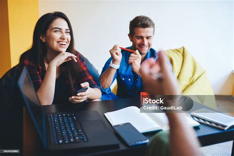 기술과 함께 일하는 재미있는 이야기에 웃는 행복한 남녀 동료 캠퍼스에서 재미있는 이야기를 하는 친구들과 함께 배우는 것을 즐기는 표현력이 풍부한 여학생 18 19세에 대한