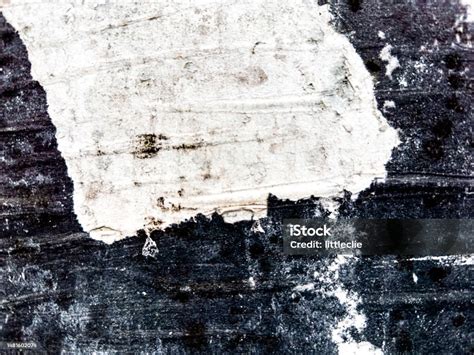 오래된 그런지가 찢어지고 찢어진 빈티지 포스터가 구겨진 종이 표면 텍스처 배경에 주름이 있습니다 0명에 대한 스톡 사진 및 기타