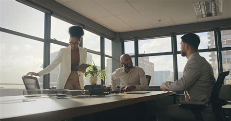 비즈니스 사람들 전략 계획 목표 또는 목표 분석을 위해 사무실 회의실에서 회의 또는 협업 창의적인 남성 흑인 여성 또는 다양성 팀워크 브랜딩 혁신 또는 글로벌 성장 교육