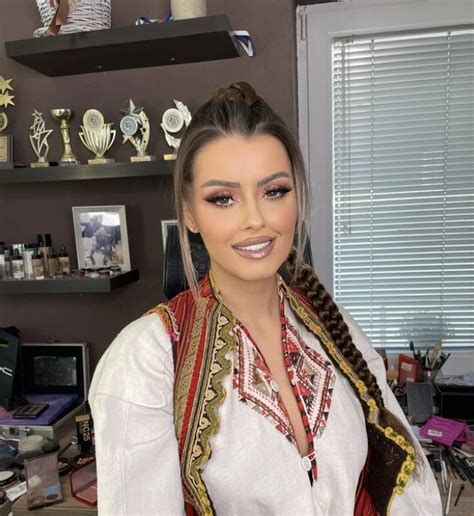 ФОТО Драстична промена во изгледот на фолк пејачката Сања која се прослави со „Раке пуке раке