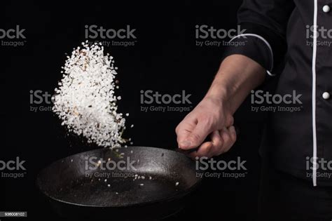 요리사 손으로 냄비에 구운된 향기로운 소금 요리 가로 사진 보기입니다 어두운 검은 배경에 복사 텍스트 영역 구이에 대한 스톡 사진 및 기타 이미지 Istock