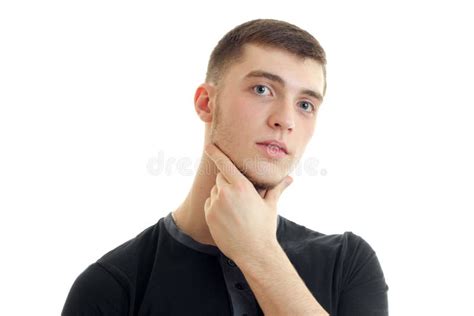 Красивый молодой парень в черной рубашке смотрит телефон Стоковое Изображение изображение