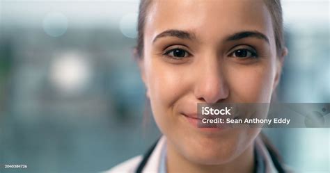 건강관리 웰빙 및 모형 공간을 위해 병원에 있는 얼굴 의사 및 행복한 여성 브라질 사무실 클리닉에서 외과 의사 치료사 근로자 또는 전문 직원의 초상화 의료 전문가 및 미소