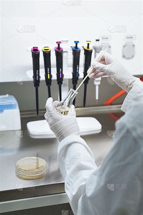 在生化实验室测试新物质