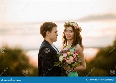 Ein Junges Paar In Der Liebe Im Freien Bei Dem Sonnenuntergang Stockfoto Bild Von Kalt