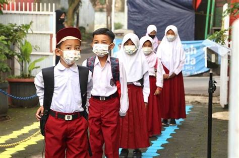 Inilah Sejarah Seragam Sekolah Di Indonesia Setiap Warna Ternyata Ada Artinya Intisari
