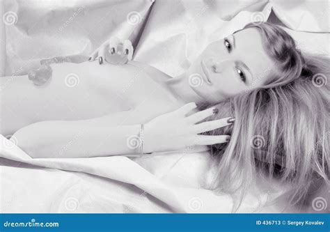 Fille Nue Dans Le Studio Image Stock Image Du Contemporain 436713