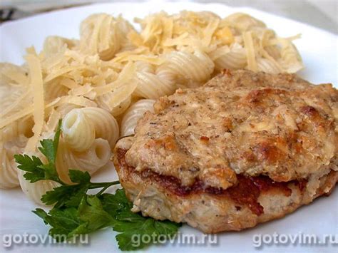 Медальоны из свинины с орехово-сырной корочкой. Рецепт с фото