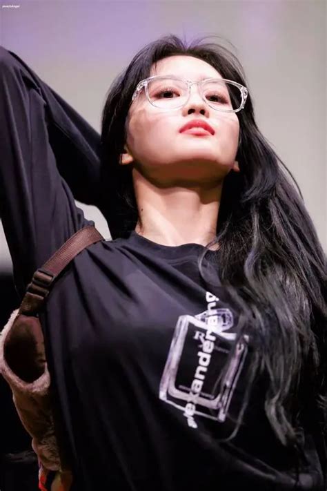 Supermodel Momo Scrolller