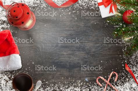 검은 나무 배경에 크리스마스 새 해 장식입니다 텍스트에 대 한 빈 공간이 최고 볼 수 있습니다 0명에 대한 스톡 사진 및 기타 이미지 Istock