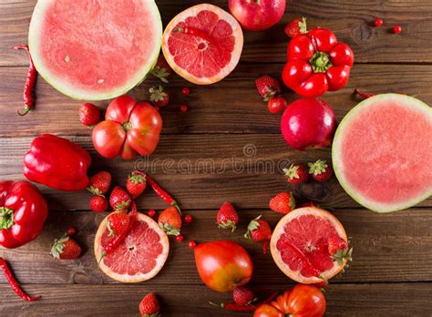 Красные фрукты и овощи на деревянной предпосылке Стоковое Фото изображение насчитывающей