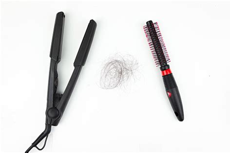 빗과 머리 교정기 세라믹 플레이트와 흰색 배경에 검은 탈모가 있는 전기 컬링 아이언 스트레이트 헤어 0명에 대한 스톡 사진 및