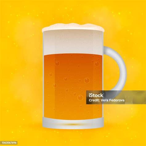 밝은 노란색과 주황색 배경에 맥주의 현실적인 낯 짝 라이트 라 거 맥주 거품과 거품 옥 토 버 페스트 테마입니다 펍이 나 바 벡터 일러스트입니다 0명에 대한 스톡 벡터 아트