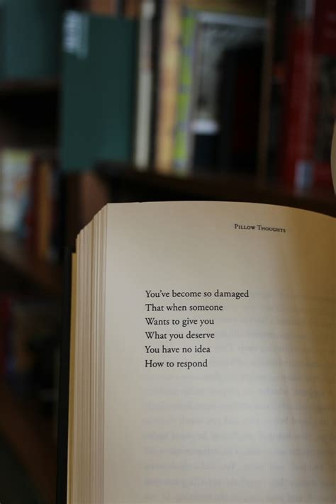 검은색 텍스트가 있는 흰색 프린터 용지 사진 Unsplash의 무료 견적 이미지