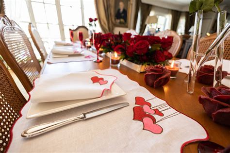 발렌타인 테마 제공 접시와 냅킨 홀더 빈 마음과 장미와 저녁 식사 테이블의 클로즈업 비디오 전염병 동안 빈 발렌타인 데이 테이블의 슬로우 모션 비디오 저녁 식사 테이블