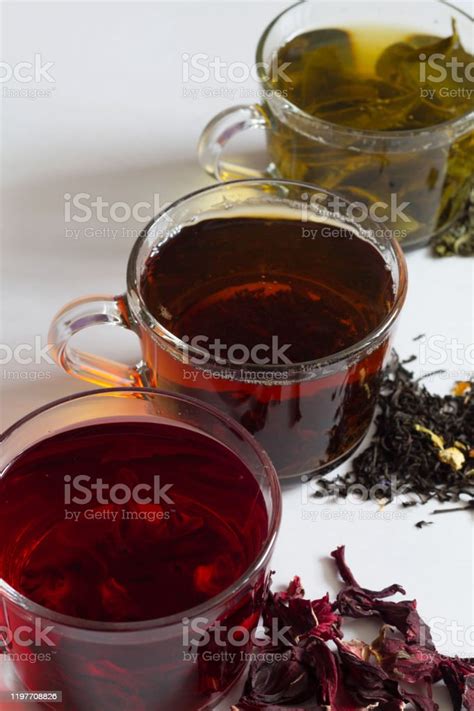 흰색 배경에 검은 색 빨간색 및 녹차가있는 3 개의 유리 컵 마른 꽃과 붉은 뜨거운 히비스커스 차 건강한 라이프 스타일 녹차 홍차 뜨거운 음료 수직 방향맨 위 보기 0명에