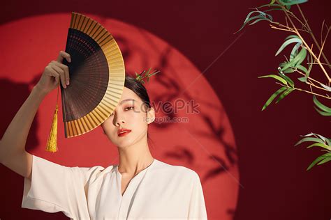 부채를 들고 있는 중국 전통 스타일의 여성 손 사진 무료 다운로드 Lovepik