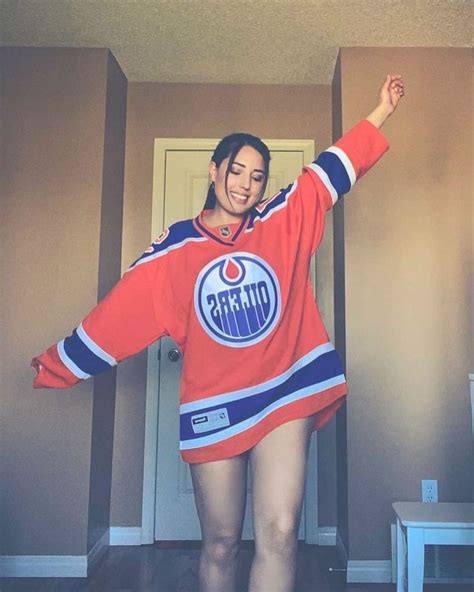 35 Lovely Girls Wearing Hockey Sweaters Barnorama
