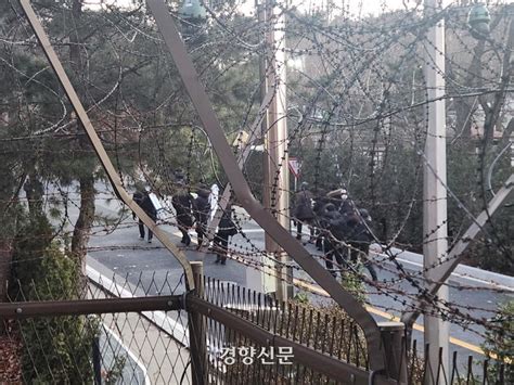 속보 경찰 윤석열 체포 ‘인해전술저지선 돌파마다 수사관 인원 보강 사다리 들고 진입