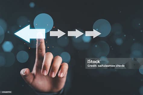 흰색 화살표와 반대 방향의 하늘색 화살표를 만지는 손 새로운 기술과 새로운 비즈니스 기회 개념의 발견을 위한 파괴와 다른 생각 Revolution에 대한 스톡 사진 및 기타