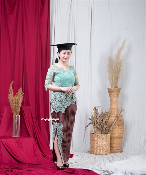 Inspirasi Model Baju Kebaya Modern Untuk Wisuda Meenikah Com