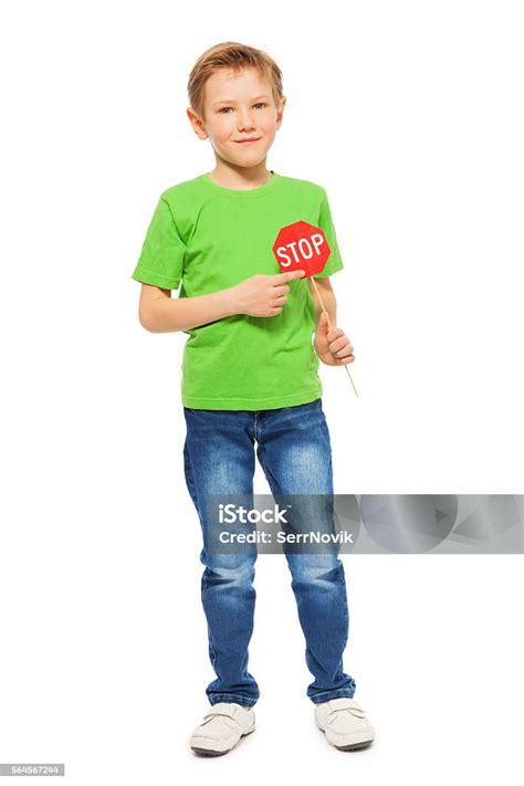 그의 손에 작은 정지 기호와 여학생 6 7 살에 대한 스톡 사진 및 기타 이미지 6 7 살 가리키기 소년 Istock