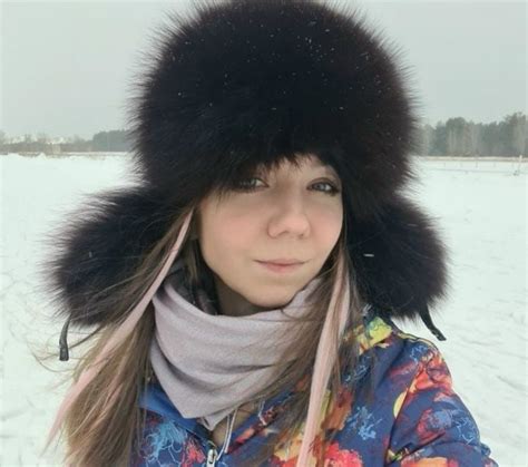 Хрупкая девушка грела раненого в ДТП пока не приехала скорая Одним из