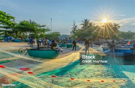 Nelayan Melakukan Jaring Ikan Setelah Penangkapan Sebagai Cara Hidup Di