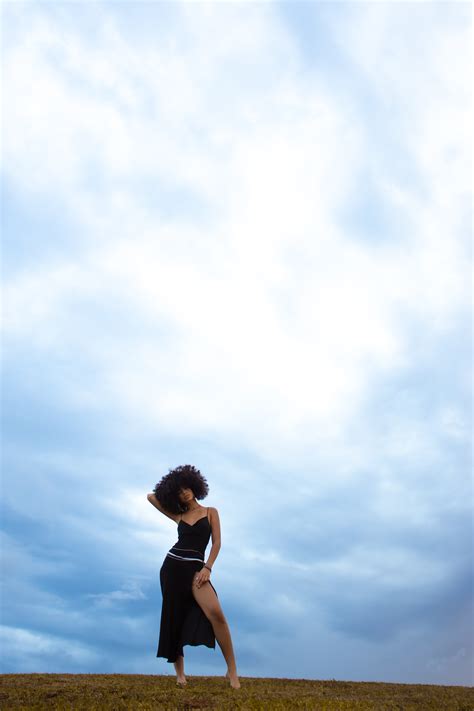 Fotos Gratis Mujer Nube Cielo People In Nature Fotografía Flash