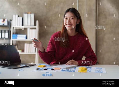 ux developer and ui designer brainstorming about app interface design