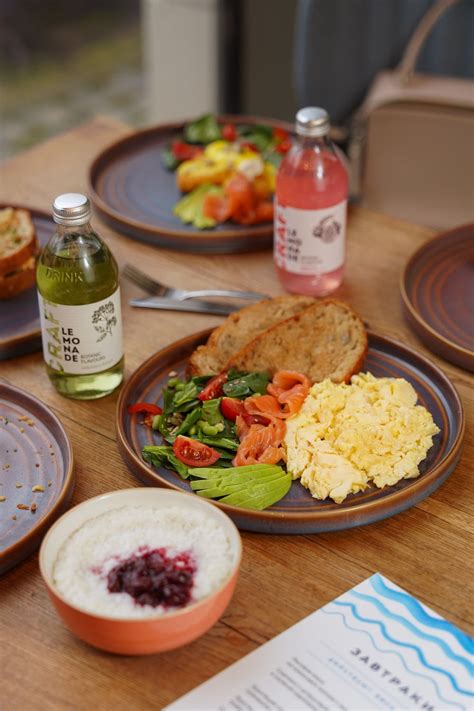 과일 스크램블 에그 아침 식사 야채 음식 음식 사진 접시 테이블 허브에 관한 무료 스톡 사진