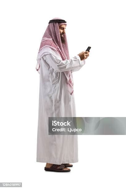스마트폰에 타이핑하는 아랍 남자의 전체 길이 프로필 샷 남자에 대한 스톡 사진 및 기타 이미지 남자 비즈니스 전화 사용 Istock