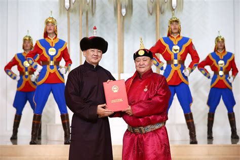 Уяачдад улсын цол хүртээлээ Dnn Mn