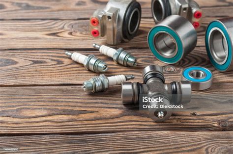 수리를위한 다른 자동차 부품의 세트는 작업장에서 오래된 풍화 나무 테이블에 놓여있다 텍스트의 공간 복사 갈색에 대한 스톡 사진