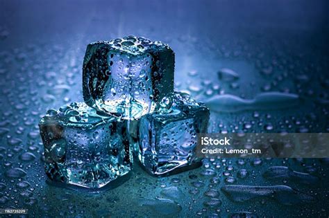 얼음 조각과 물이 시원한 배경에 녹는다 차가운 음료 또는 음료와 얼음 블록 각얼음에 대한 스톡 사진 및 기타 이미지 각얼음 피라미드 건축물 0명 Istock