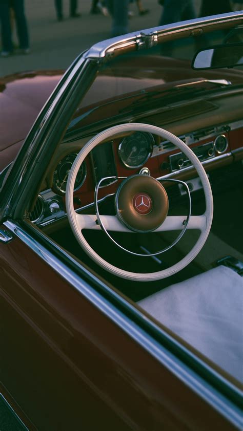 조명이 잘 된 방 내부의 검은 색 클래식 자동차 · 무료 스톡 사진