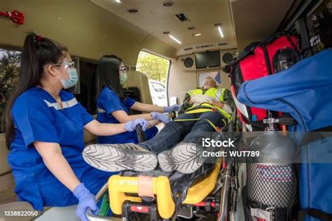 환자를 이송하는 응급 처치 훈련 기분 상실 또는 정상적인 운동의 손실 구급차 들것에 있는 구급대원 팀이 사람을 응급 차로 옮킨다 14 15 살에 대한 스톡 사진 및 기타