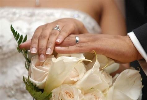 Безумно подло Младоженец чакаше булката а тя си би камшика с