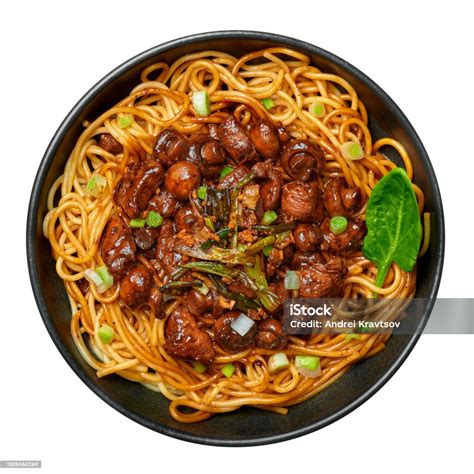 흰 그릇에 담긴 박미 또는 미에 아얌 인도네시아 요리 국수 고기 요리 전통 아시아 음식과 식사 위쪽 보기 미 고렝에 대한 스톡 사진 및 기타 이미지 Istock