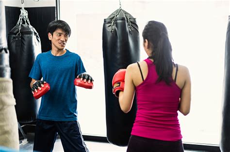 젊은 성인 여자 복싱 체육관에서 중반 성인 코치와 함께 훈련 20 24세에 대한 스톡 사진 및 기타 이미지 20 24세 2명 30 34세 Istock