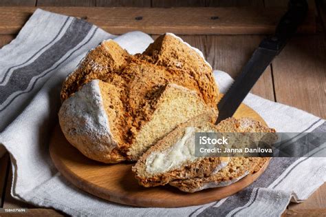 통곡물과 호밀 가루로 만든 아일랜드 전통 소다 빵을 나무 테이블에 올려 놓았다 소박한 스타일 가정 생활에 대한 스톡 사진 및 기타 이미지 Istock