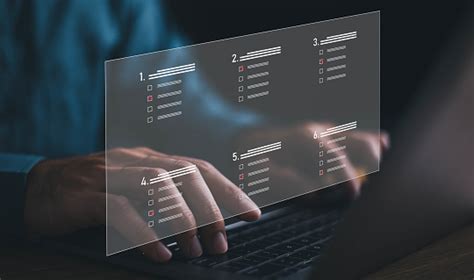 체크리스트 개념 랩톱 컴퓨터 체크리스트 작업 및 설문 조사 양식 온라인 파일 작성 온라인 설문 조사 및 질문 문서 관리 체크리스트 품질 인증서 검증에 대한 스톡 사진 및